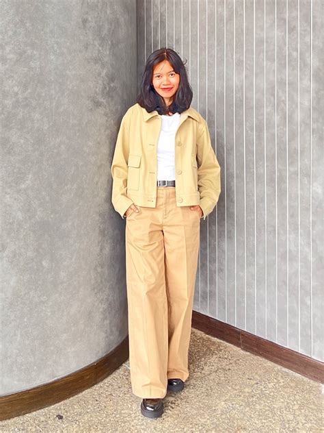 ดูไอเดียสไตล์การแต่งตัวสำหรับ「เสื้อเบลาส์ ผ้าซาติน แขนยาว、กางเกง ผ้าชิโน่ ทรงกว้าง ความยาวปกติ