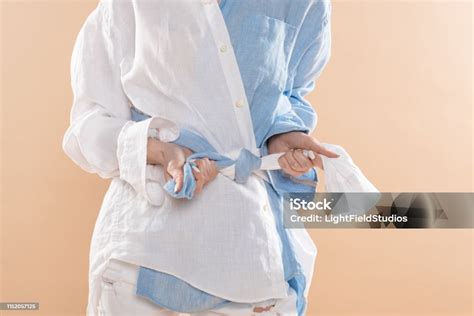 베이 지에 고립 된 에코 의류에 서 있는 동안 여자의 매듭을 묶는 보기 개념에 대한 스톡 사진 및 기타 이미지 개념 면