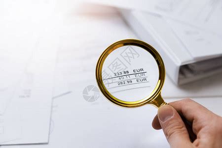 审计概念审计员或IRS在财务报表中使用放大镜审计收入高清图片下载 正版图片504543679 摄图网