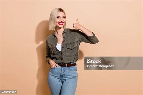 발기인 전문 숙녀의 초상화 엄지 손가락을 올리고 긍정적 인 결과를 승인하는 손가락 좋은 일 고립 된 베이지 색 배경 고름에 대한 스톡 사진 및 기타 이미지 Istock