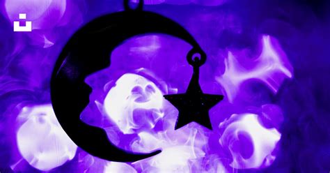 초승달과 별의 검은 색과 보라색 그림 사진 Unsplash의 무료 보라색 이미지