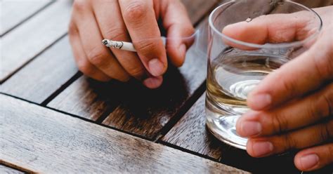 술 ·담배 끊을 이유 하나 더 늘었네 음주와 흡연은 난청 주범