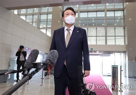 기자들과 질의응답하는 윤석열 대통령 연합뉴스