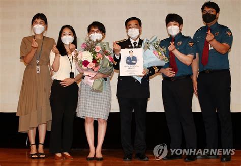 직원들과 기념촬영 하는 장하연 서울청장 연합뉴스