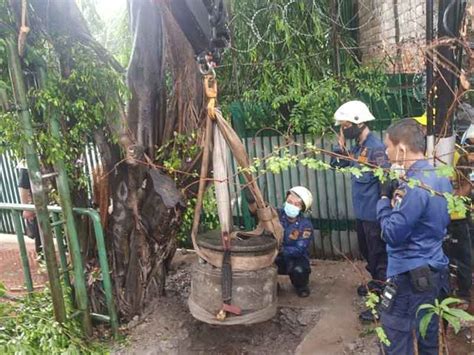 Batu Bersejarah Di Trotoar TB Simatupang