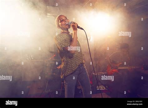 Giovane Cantante Immagini E Fotografie Stock Ad Alta Risoluzione Alamy