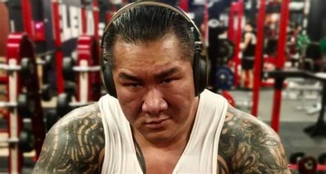 直播急中斷！粉絲嚇壞「怎麼了？」 館長面色凝重曝：兒子腿被踩斷