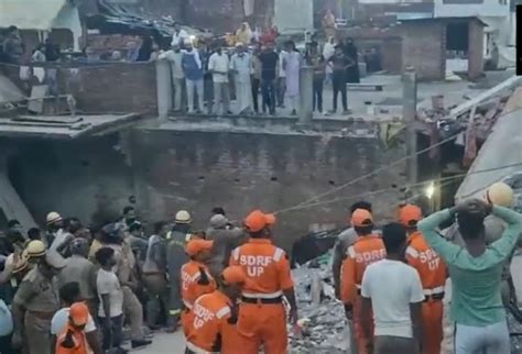 आधी रात को भरभराकर गिरी इमारत दो की मौतकई लोग अब भी फंसे रेस्क्यू