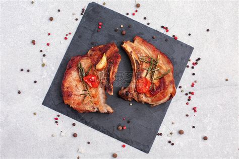 黑石上加香料的烤猪肉牛排顶端视高清图片下载 正版图片503692968 摄图网