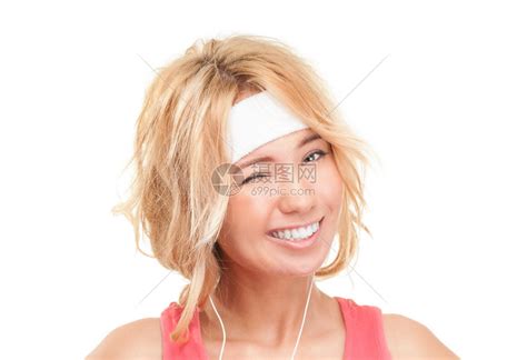 孤立在白色背景上的美丽年轻运动型女人的画像快乐的女孩用音乐眨眼和微笑放松健康的生活方式和高清图片下载 正版图片503544287 摄图网