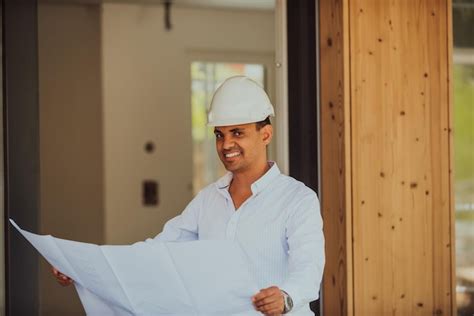 Um Arquiteto Olhando Para O Plano E Pensando Em Trabalhar Em Um Grande Projeto Construindo No