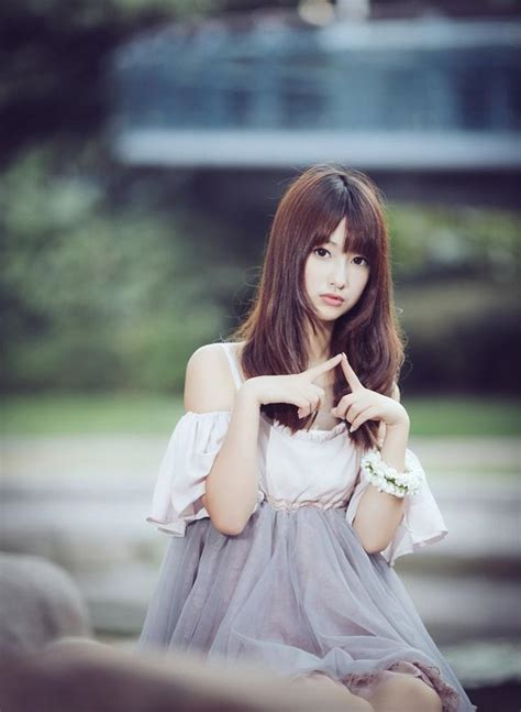 公園裡氣質少女身穿連衣裙走在路上露出甜甜的微笑 每日頭條