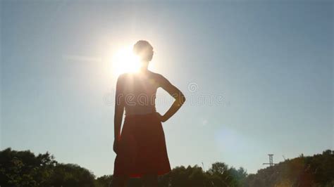 Молодая женщина в кровати с ее молодым сыном Мама и сын просыпая вверх совместно видеоматериал