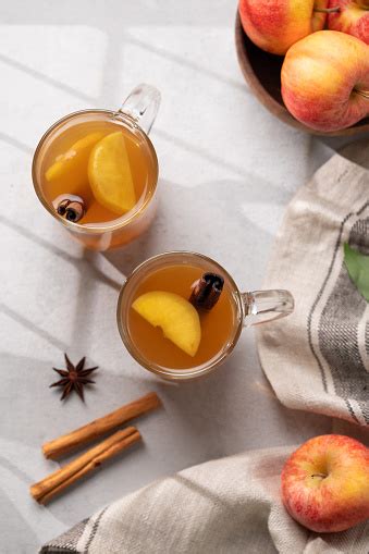 신선한 과일 향신료 및 그림자가있는 밝은 배경에 유리잔에 사과와 계피를 곁들인 수제 사과 사이더 가을 또는 겨울 건강 음료의 개념 0명에 대한 스톡 사진 및 기타 이미지