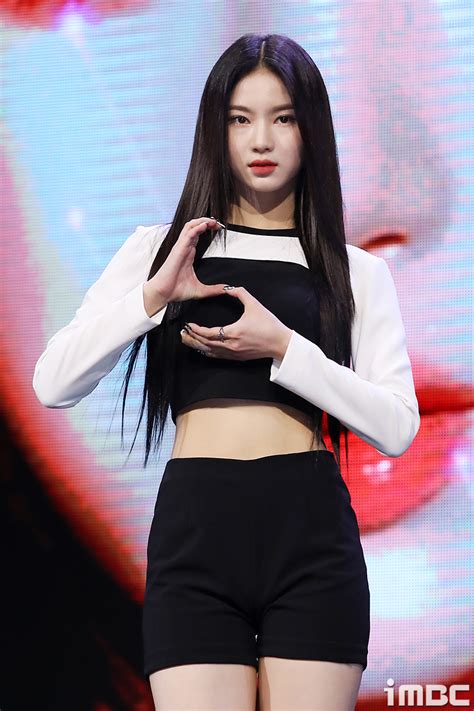 포토 스테이씨 아이사 빠져드는 눈빛