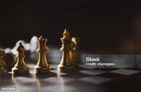 골든 체스 게임 킹 여왕 주교 보드에 머물고 비즈니스 기획 어두운 배경으로 강력한 개념 0명에 대한 스톡 사진 및 기타 이미지