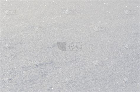 在一个寒冷的冬天的早晨白色的雪的纹理。