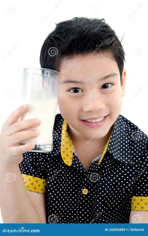 Ritratto Di Piccolo Ragazzo Asiatico Che Beve Un Bicchiere Di Latte