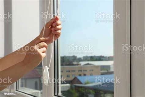 실내 창문에 블라인드를 여는 여자 근접 촬영 텍스트를 위한 공간 가리기에 대한 스톡 사진 및 기타 이미지 가리기 겉창