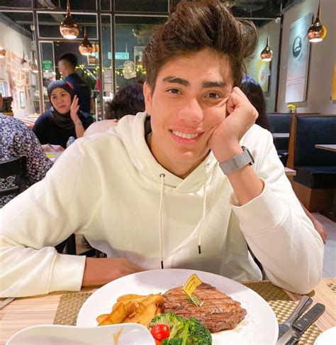 Momen Seru Aishar Khaled Makan Di Warteg Hingga Cicip Pizza