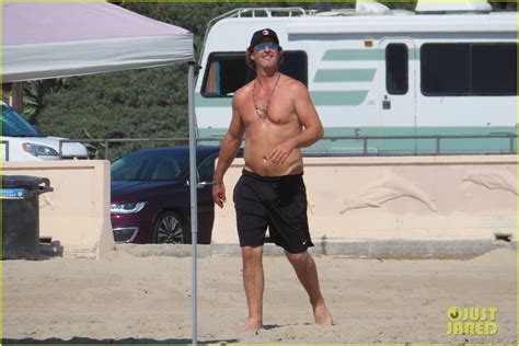Photo Robin Thicke Shirtless Soaks Up The Sun At The Beach Malibu 21