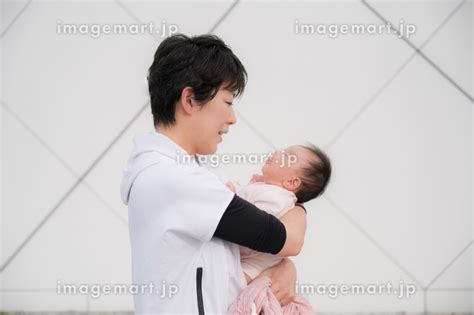 赤ちゃんを抱っこする母親の写真素材 191682968 イメージマート