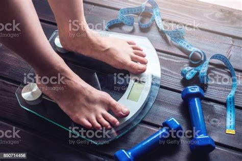 여성 피트 아령 전자 저울에 서와 테이프를 측정 슬리밍과 체중 감소의 개념 가냘픈에 대한 스톡 사진 및 기타 이미지 가냘픈 과체중 규모 Istock