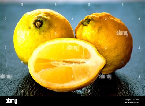 Fruit : Fresh lemons Stock Photo - Alamy