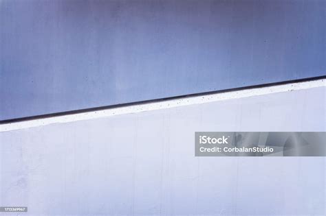 대각선은 흰색과 파란색 콘크리트 벽 미니멀한 복사 공간 및 도시 디자인을 나눕니다 0명에 대한 스톡 사진 및 기타 이미지 0