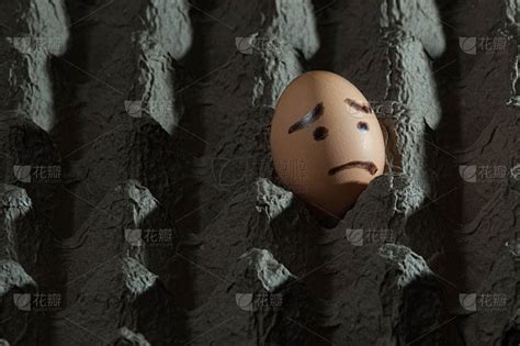 蛋盘里的蛋带着悲伤的脸