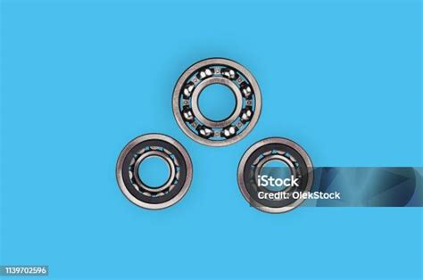 워크샵에서 파란색 테이블에 세 개의 새로운 금속 베어링 평면도 수리 컨셉 강철에 대한 스톡 사진 및 기타 이미지 강철 공학 구 Istock