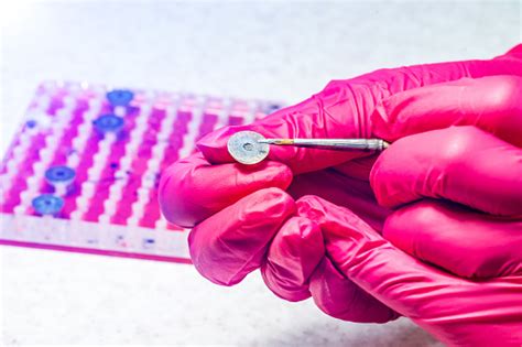 안과 의사 또는 외과 의사는 눈 안구 보철을 빨간 장갑을 입고 손에 들고 있습니다 건강 진단에 대한 스톡 사진 및 기타 이미지 건강 진단 건강관리와 의술 검안