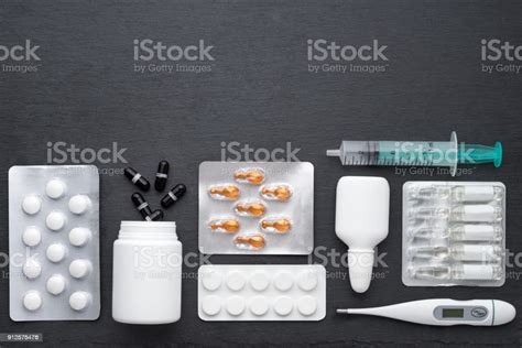 온도계 코 방울 정제 약 Ampoules 다크 슬레이트 보드에 평면도 평평 하다 복사 공간 독감 치료와 항생제 건강 관리 개념에