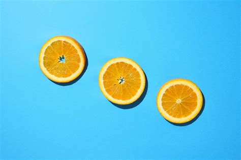青色の背景と輪切りオレンジの写真素材 ぱくたそ