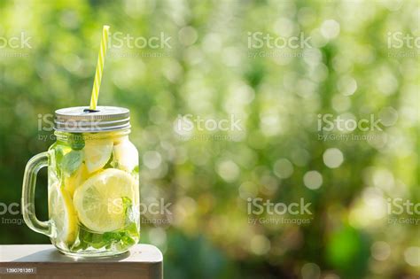 여름날 열 레몬 라임 민트와 함께 세련된 유리에 상쾌한 칵테일을 제공하는 모히토 음료의 클로즈업 아름답고 밝은 다채로운 배경 텍스트 공간을 복사합니다 0명에 대한 스톡 사진