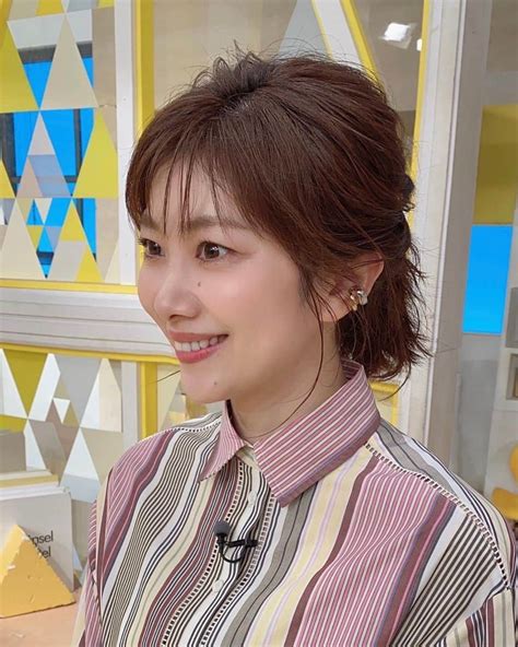 潮田玲子さんのインスタグラム写真 潮田玲子instagram「1枚目はシューイチの時の衣装です。 ブラウススカート
