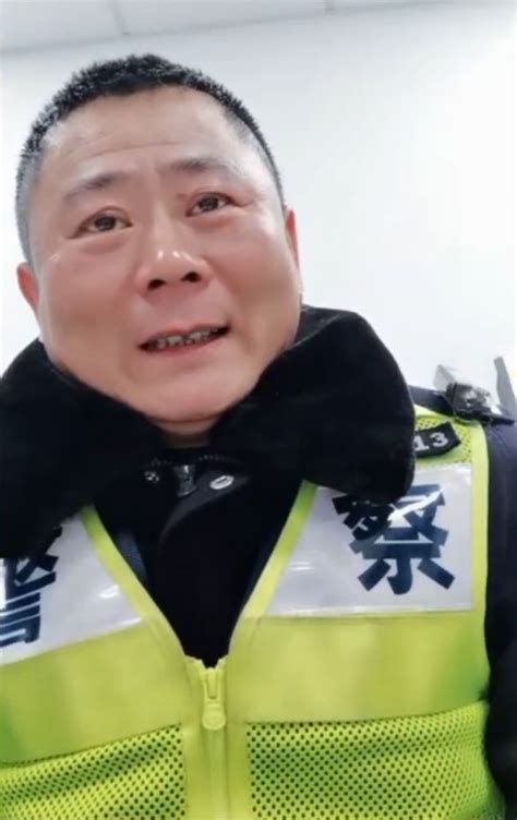 驾驶员突发疾病昏迷，民警徒手扒开碎玻璃救援：顾不上疼痛只想救人
