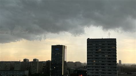 Potężna burza w Warszawie Nagle zrobiło się ciemno jak w nocy