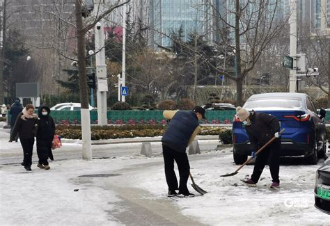 全民守护城市道路安全畅通！青岛沿街经营商户自觉清扫门前积雪 青报网 青岛日报官网
