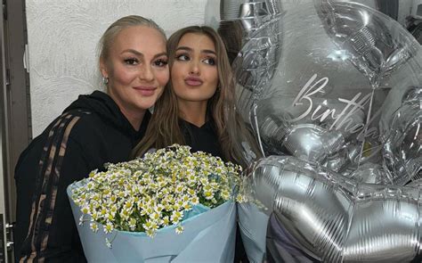 Sarbatoare In Familia Iulianei Beregoi Mama Interpretei In Culmea Fericirii Dupa Ce A Fost