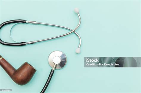 남자 건강 관리 개념입니다 의학 장비 청진 기 또는 Phonendoscope 시경 유행 파스텔 파랑 배경에 고립 된 연기가 나는