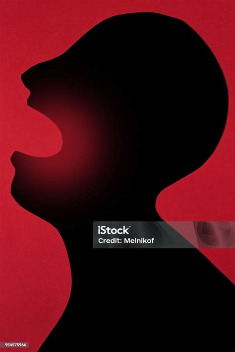 실루엣급성 치 통 및 열린된 입 빨간 배경에 고립 된 추상 아프리카계 미국 흑인 남자의 근접 윤곽에 질병과 고통을 지역화의 개념 평면도 플랫 하다 개념에 대한 스톡 벡터