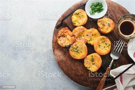 가벼운 배경에 나무 보드에 파 베이컨 치즈 토마토와 맛있는 달걀 머핀 건강한 고단백과 저탄수화물 조식 수제 음식 감자 요리에