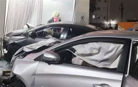 Acidente Entre 2 Carros Atinge Sex Shop Na Zona Sul De São José