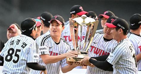 사진 염경엽 감독 우승 트로피 무게에 깜짝