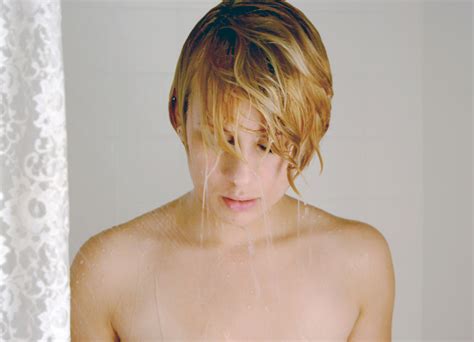 배경 화면 얼굴 화이트 초상화 눈 긴 머리 물 사진술 드레스 커튼 코 샤워 사람 피부 꽃 무늬의