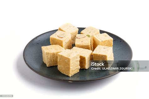 흰색 배경에 고립 된 파란색 세라믹 플레이트에 전통적인 인도 사탕 Soan 파디 측면 보기 닫아 0명에 대한 스톡 사진 및 기타