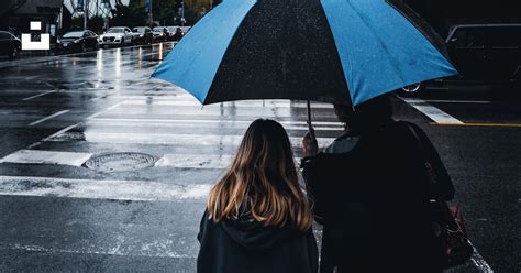 우산 아래 서있는 두 사람 사진 Unsplash의 무료 사람 이미지