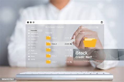 랩톱을 사용하여 엔터프라이즈 서버에서 문서 파일을 탐색하는 사업가입니다 Dms 클라우드 백업 온라인 문서 또는 디지털 스토리지