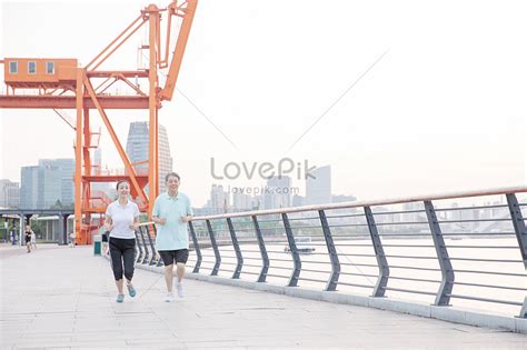 늙은 부부는 실행 사진 무료 다운로드 Lovepik